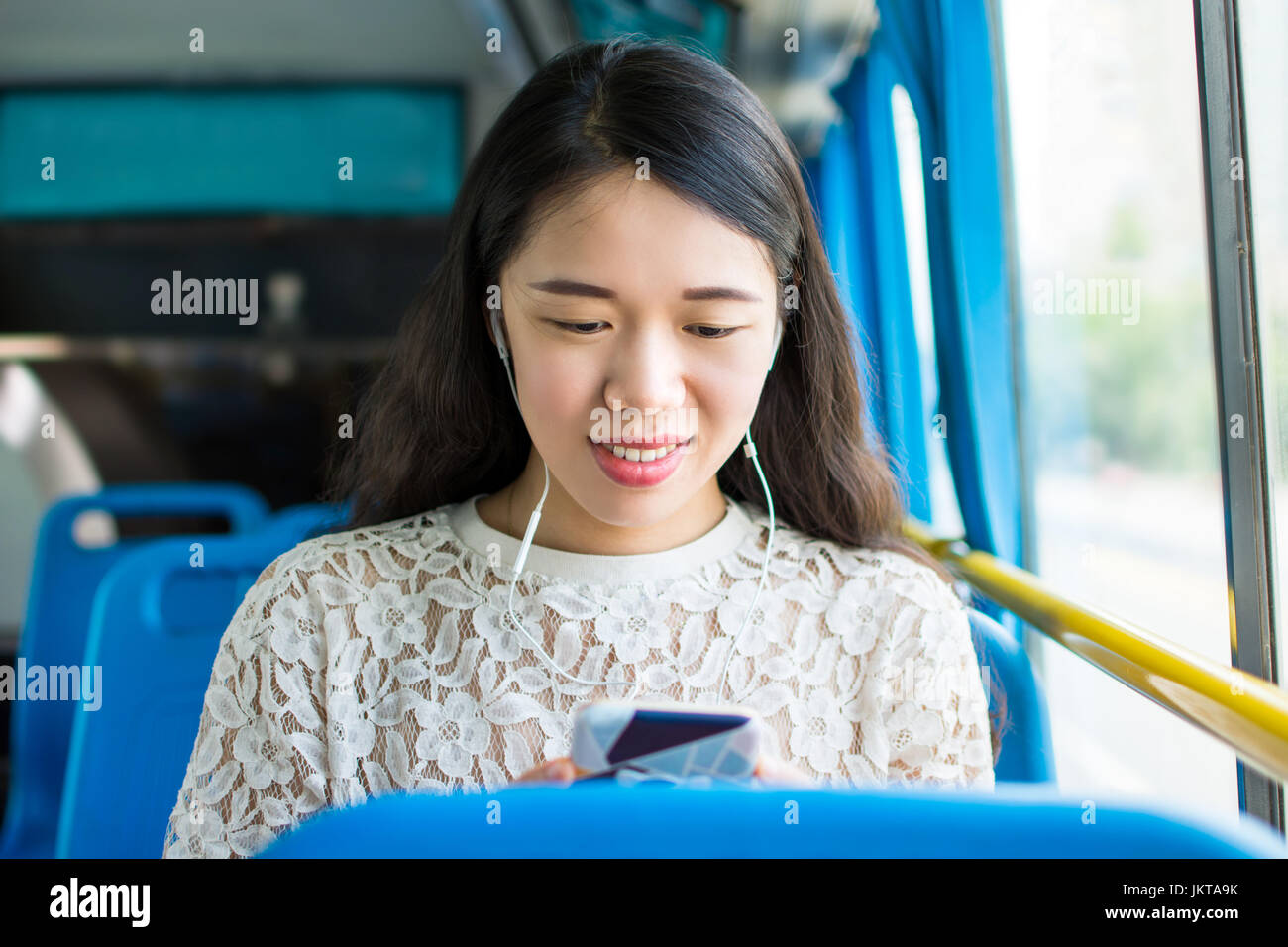Listen to music bus Banque de photographies et d’images à haute ...