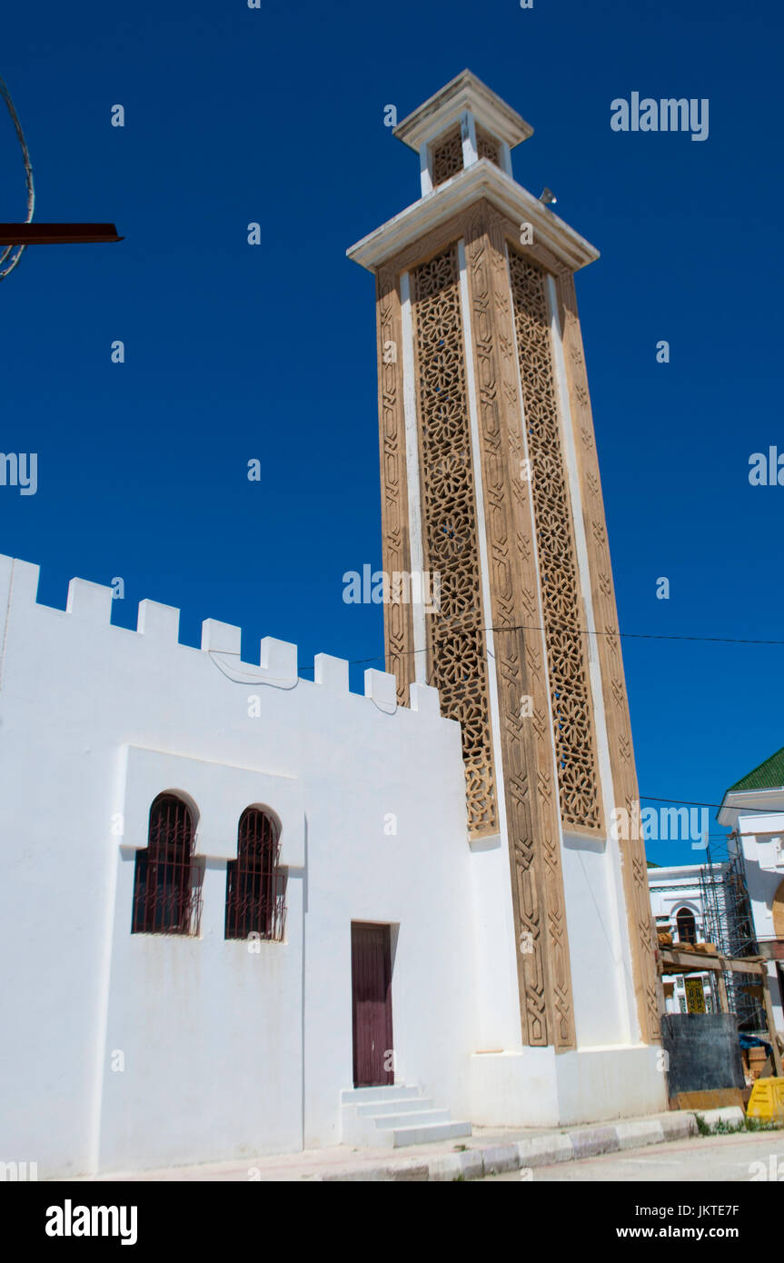 Maroc : le minaret de la mosquée au port de Tanger, la ville africaine ...