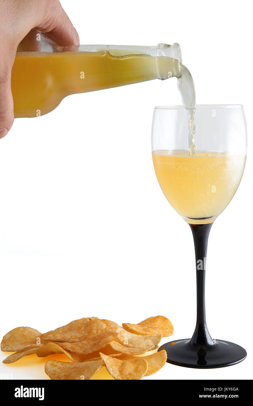 La main avec bouteille versant une bière dans le verre. fromage et ...