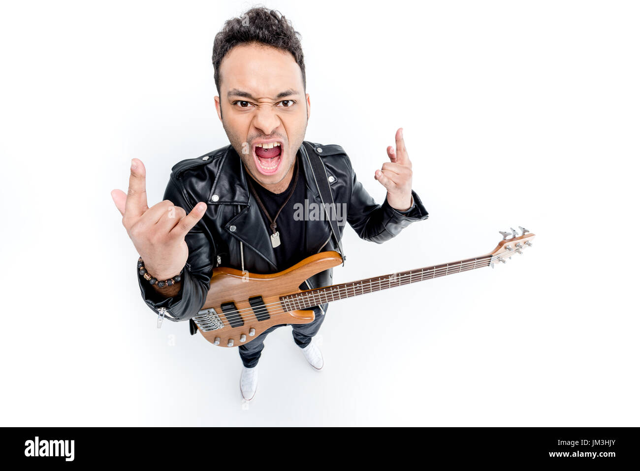 African American rocker avec une guitare électrique montrant isolated ...