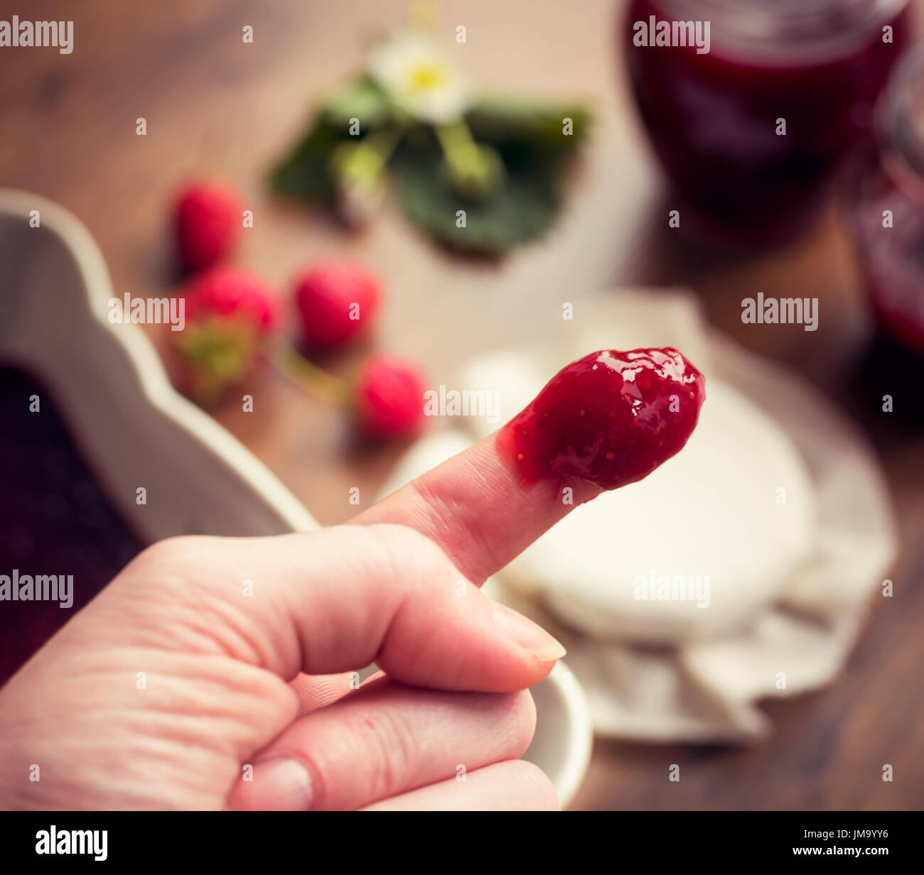 Doigt dans le pot confiture Banque de photographies et d’images à haute ...