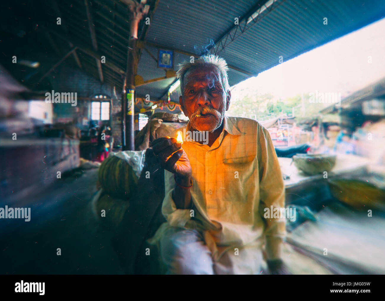 Old man smoking bidi indian Banque de photographies et d’images à haute ...