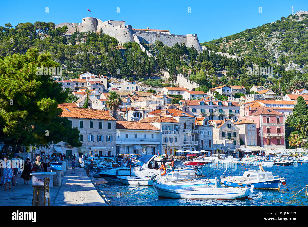 Le port de Hvar, dans la vieille ville de Hvar Hvar est. destination ...