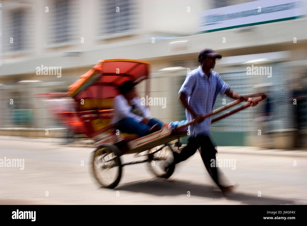 Ou pousse-pousse pousse-pousse tiré de Madagascar Photo Stock - Alamy