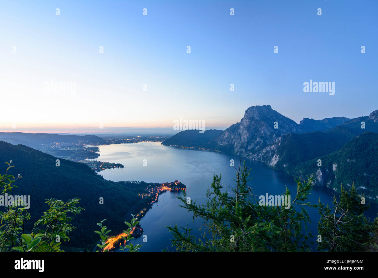 Le lac Traunsee, Traunstein, ville de montagne de Traunkirchen ...