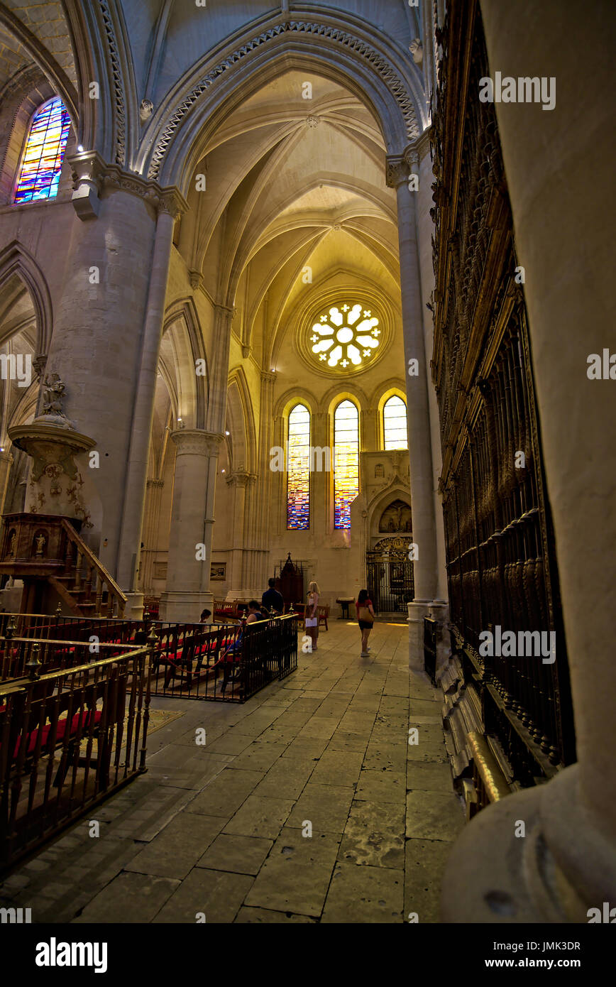 Traversée centrale nef de Cuenca cathedral avec rosace) à la fin. image montrant une partie de ...