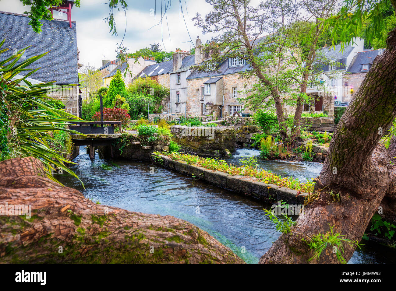 Un paysage idyllique à Pont-Aven, une commune française, située dans le ...
