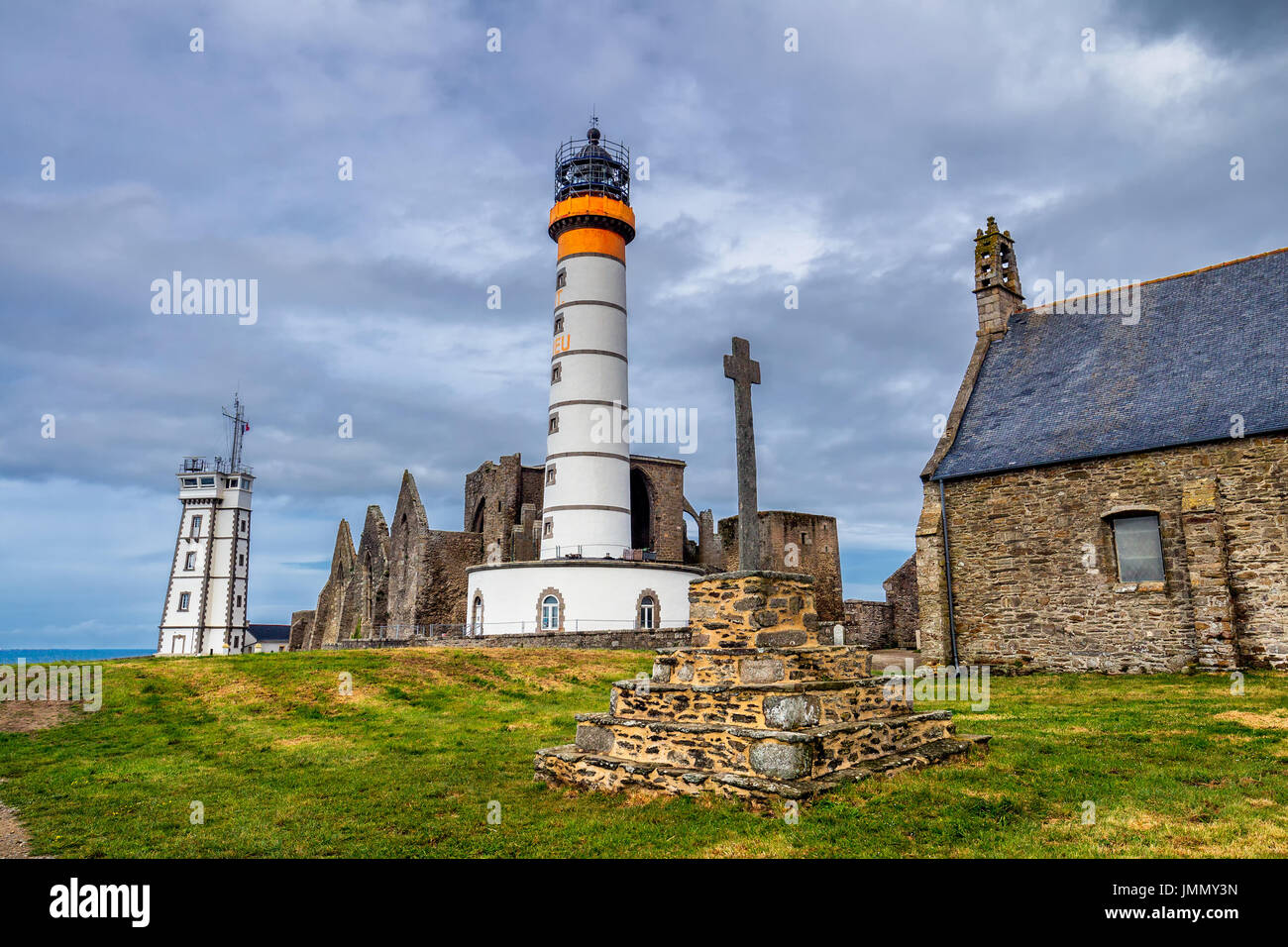 Panorama du phare et la ruine de monastère, Pointe Saint Mathieu ...
