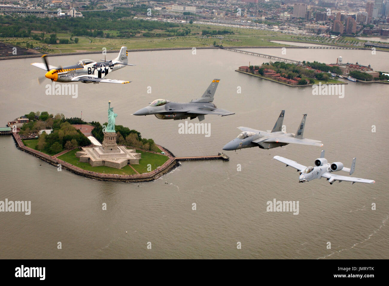 Langley AFB, VA - 25 mai 2006 -- UN P-51 Mustang, piloté par Jim ...
