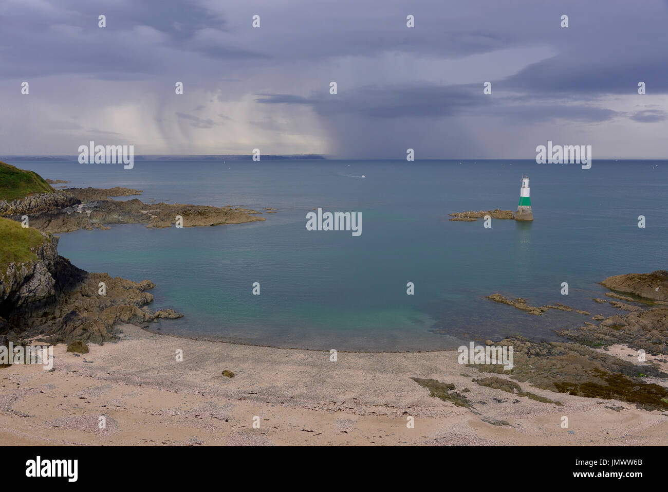 Beach et phare sous un ciel menaçant de Pléneuf-Val-André, une commune ...