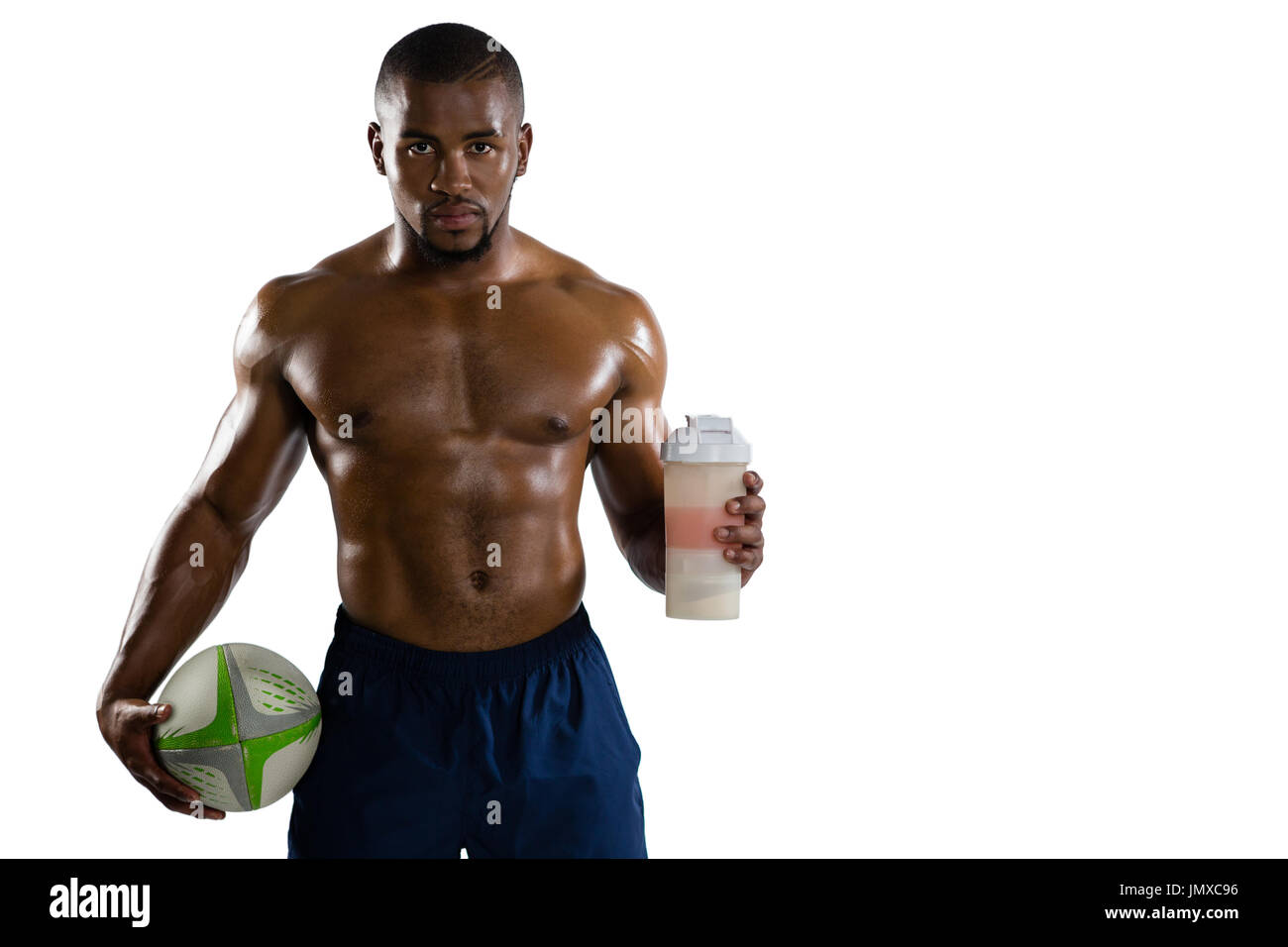 Portrait of shirtless sportsman avec ballon de rugby holding bidon tout ...