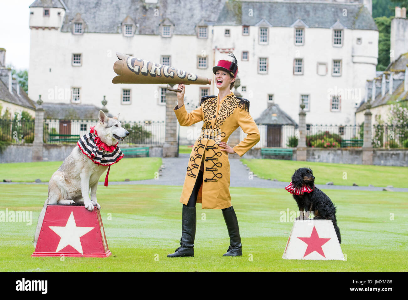 Photo: Ring Master Bethany Martin et ses chiens Moscou les Inuit du ...