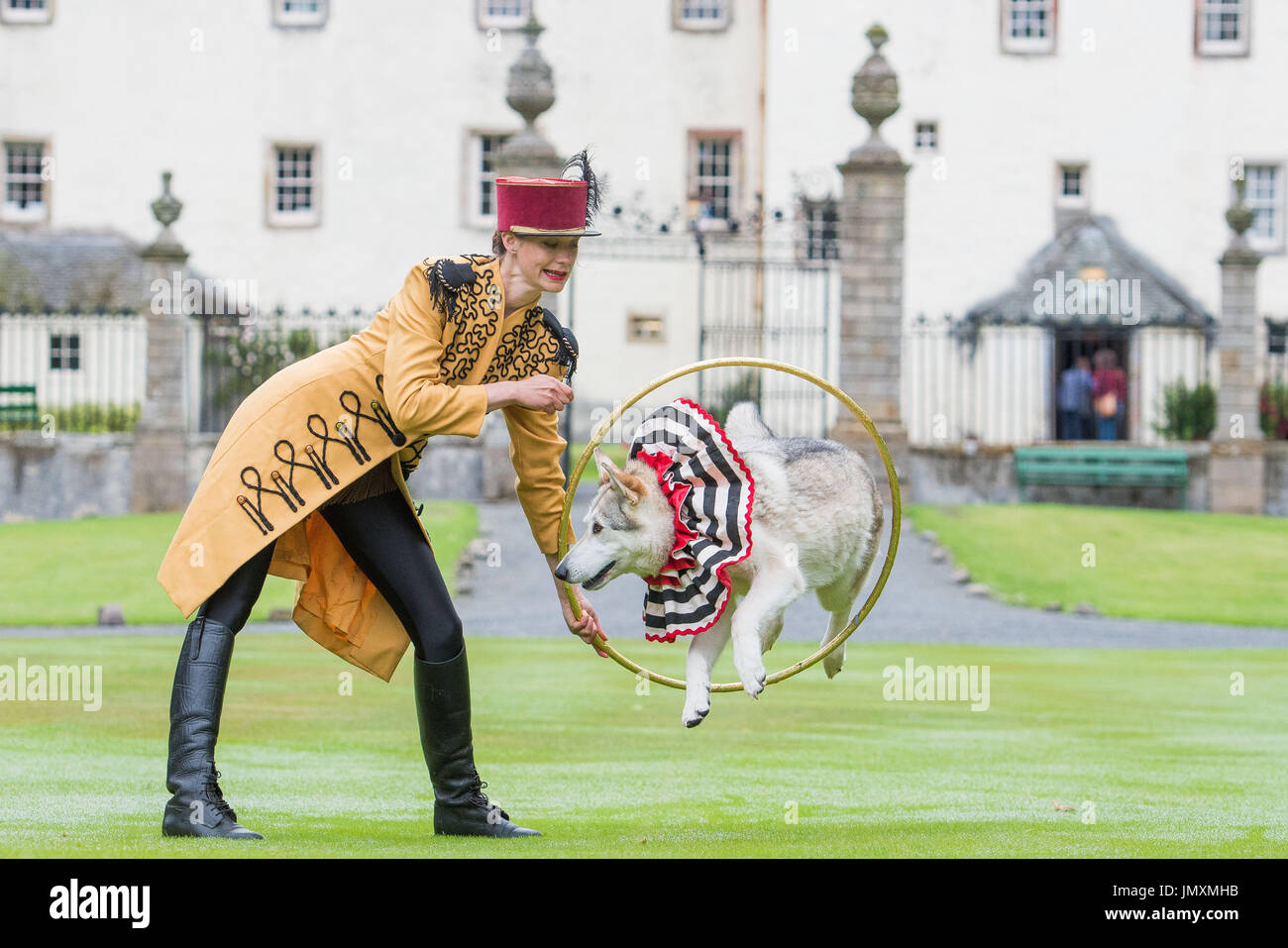 Photo: Ring Master Bethany Martin et ses chiens Moscou les Inuit du ...