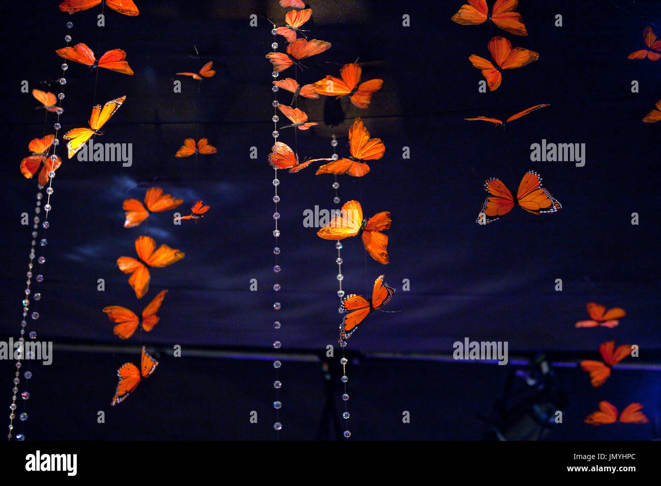 Les papillons monarques décorer l'État dîner réception tente sur la ...