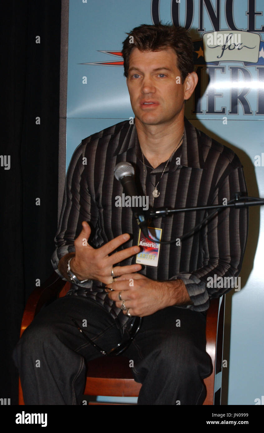 Chris Isaak, chanteur, musicien, comédien, parle à un communiqué de la ...