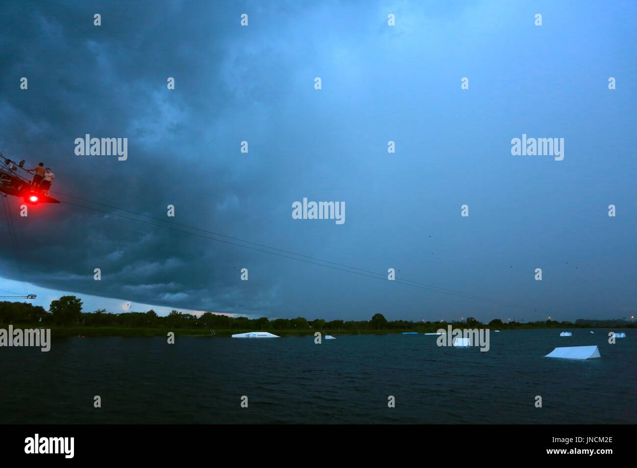 La pluie gigantesque nuage tempête approchant Quiet Waters Park Ski ...