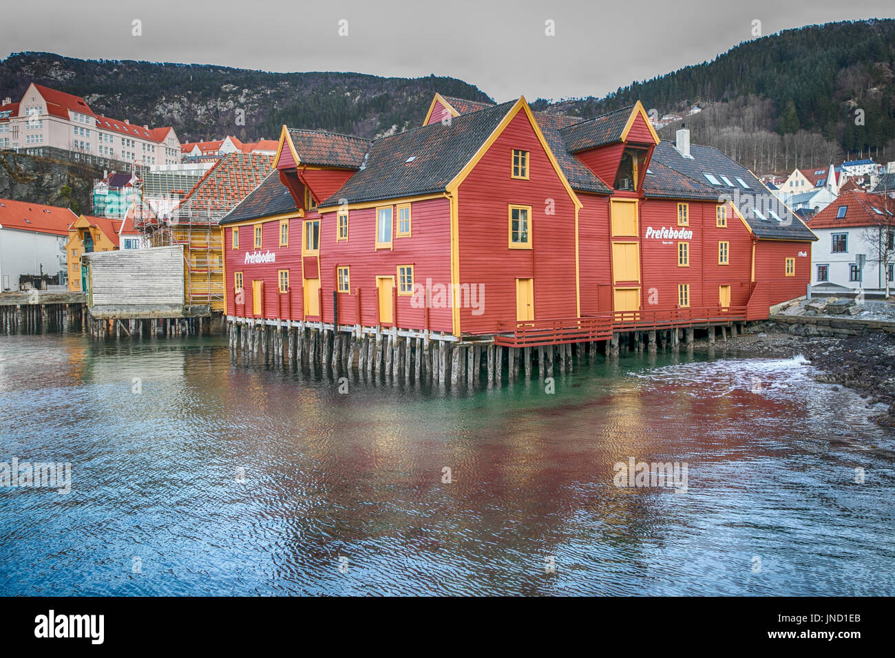 Maison sur pilotis dans la montagne Banque de photographies et d’images ...