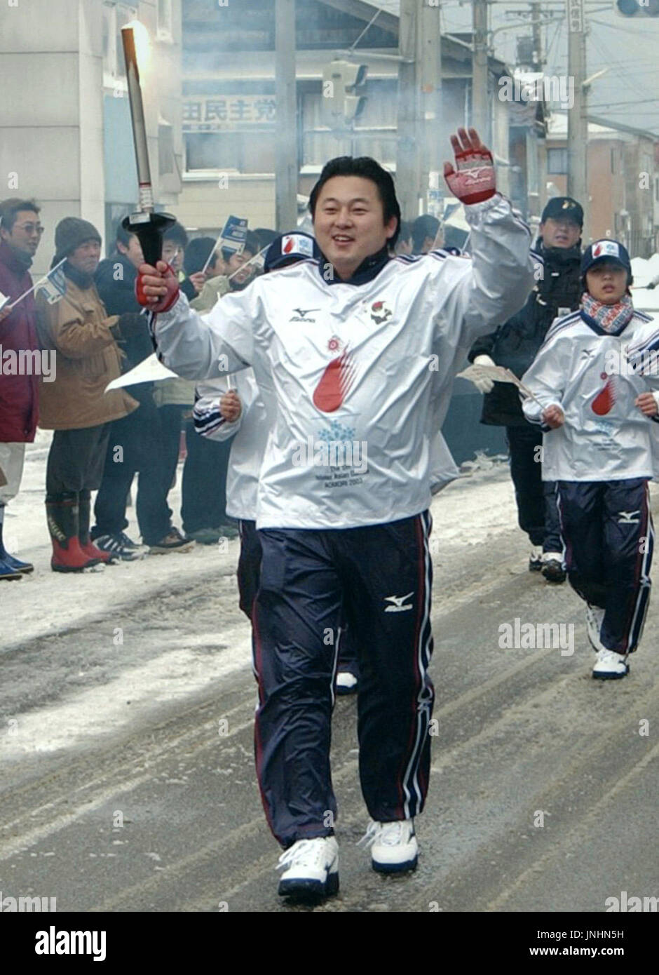 AJIGASAWA, Japon - L'ancien lutteur de sumo Mainoumi porte le flambeau ...