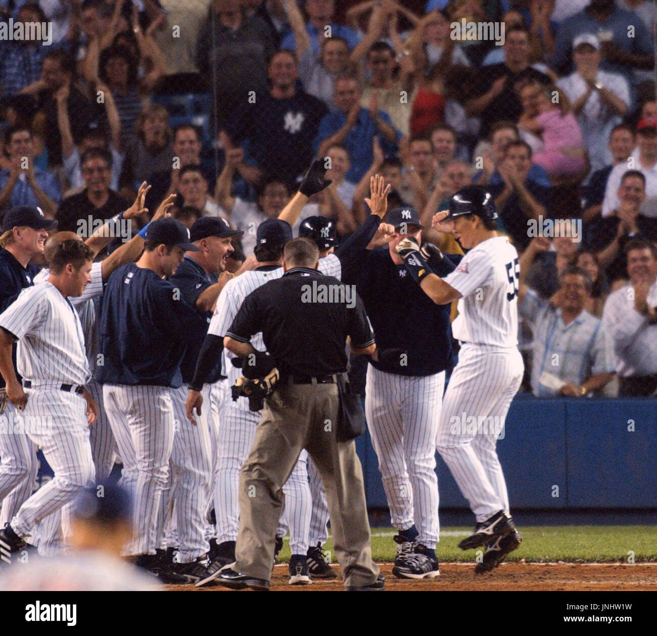 NEW YORK, États-Unis - New York Yankees voltigeur Hideki Matsui (R) est ...