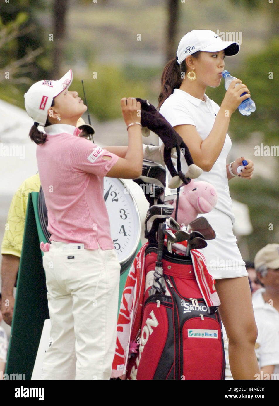 KAPOLEI, United States - Sakura Yokomine du Japon (L) lance le deuxième ...
