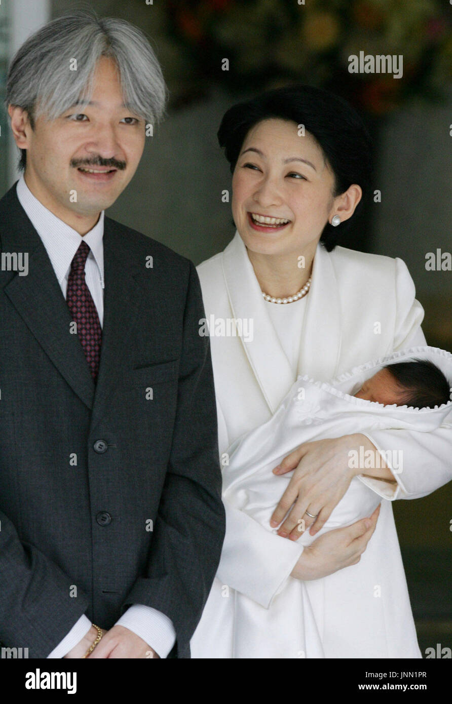 TOKYO, JAPON - La Princesse Kiko, de câliner son fils nouveau-né Prince ...