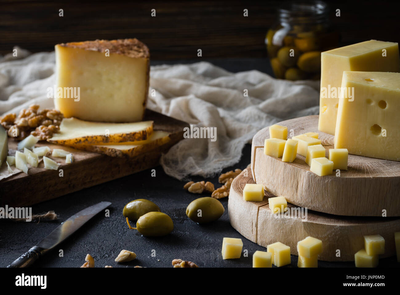 Assiette de fromage de fromage à pâte dure et tranchées suédois ...