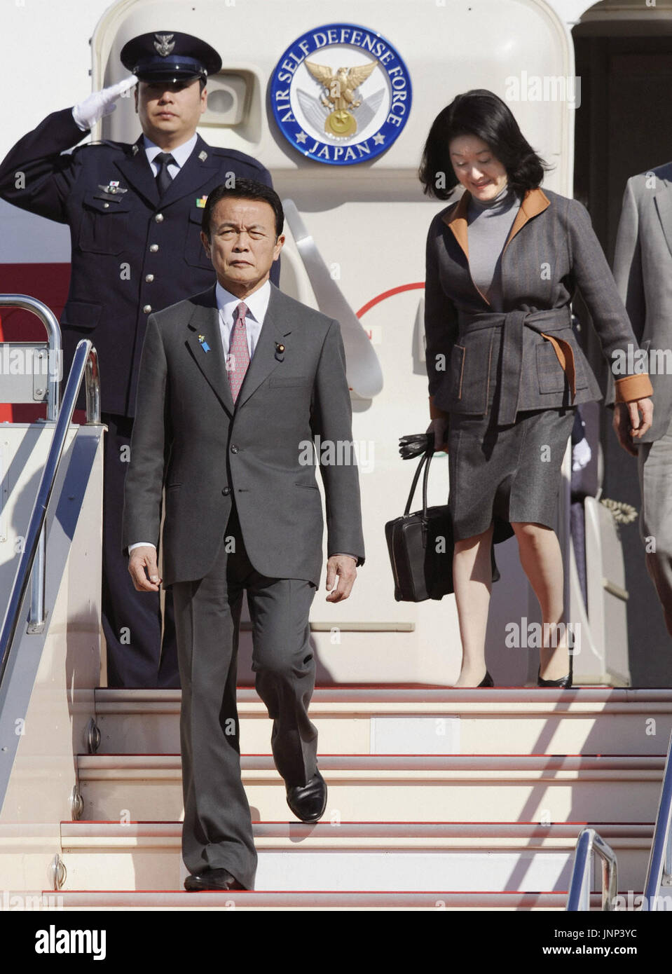 TOKYO, JAPON - Le Premier Ministre Taro Aso, accompagné de son épouse, Chikako, arrive à l ...