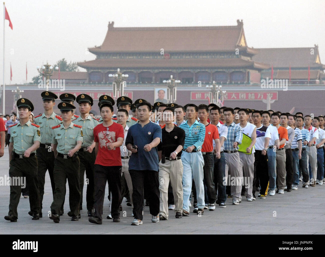 BEIJING, CHINE - la police armée garder regarder stricte à la place ...