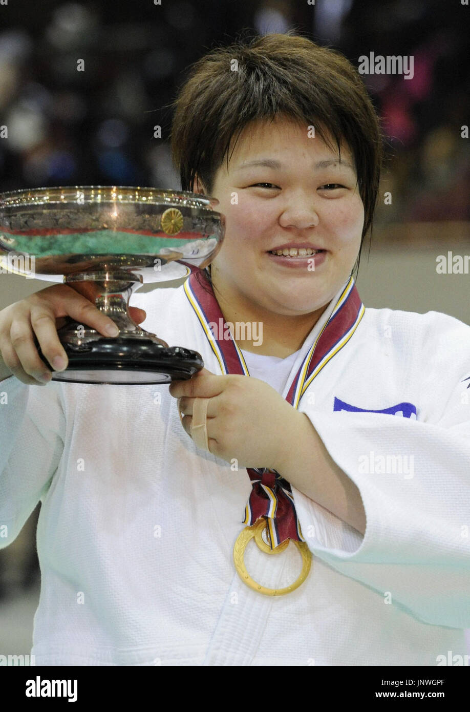 YOKOHAMA, Japon - le double champion du monde Mika Sugimoto détient le trophée après avoir ...