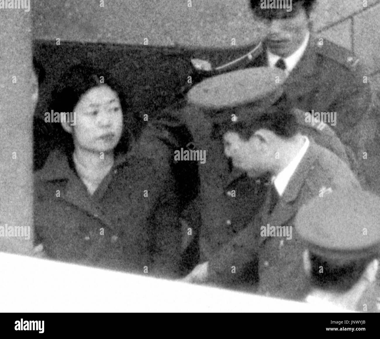 TOKYO, JAPON - Hiroko Nagata (L) quitte le tribunal de district de Tokyo en février 1973, où ...