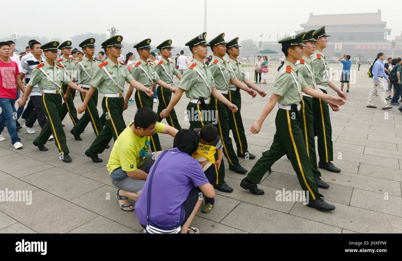 BEIJING, CHINE - policiers armés la garde à la place Tiananmen à ...