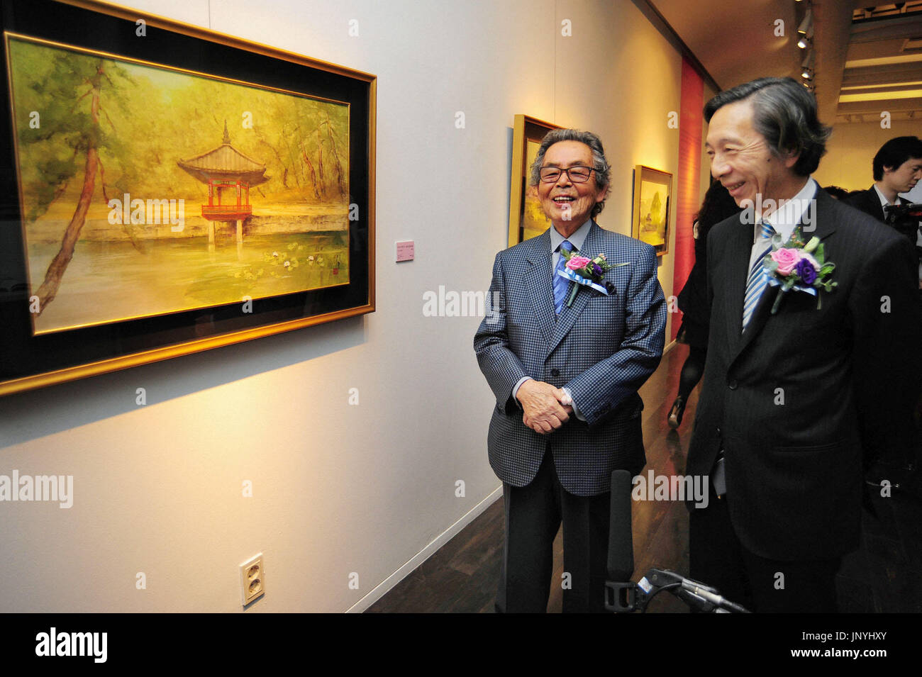 Séoul, Corée du Sud - peintre japonais Nobutaka Oka (L) et l'ambassadeur japonais en Corée du ...