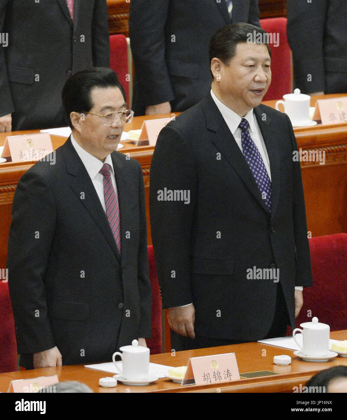BEIJING, CHINE - le président chinois Hu Jintao (L) et le Vice-président Xi Jinping chanter l ...