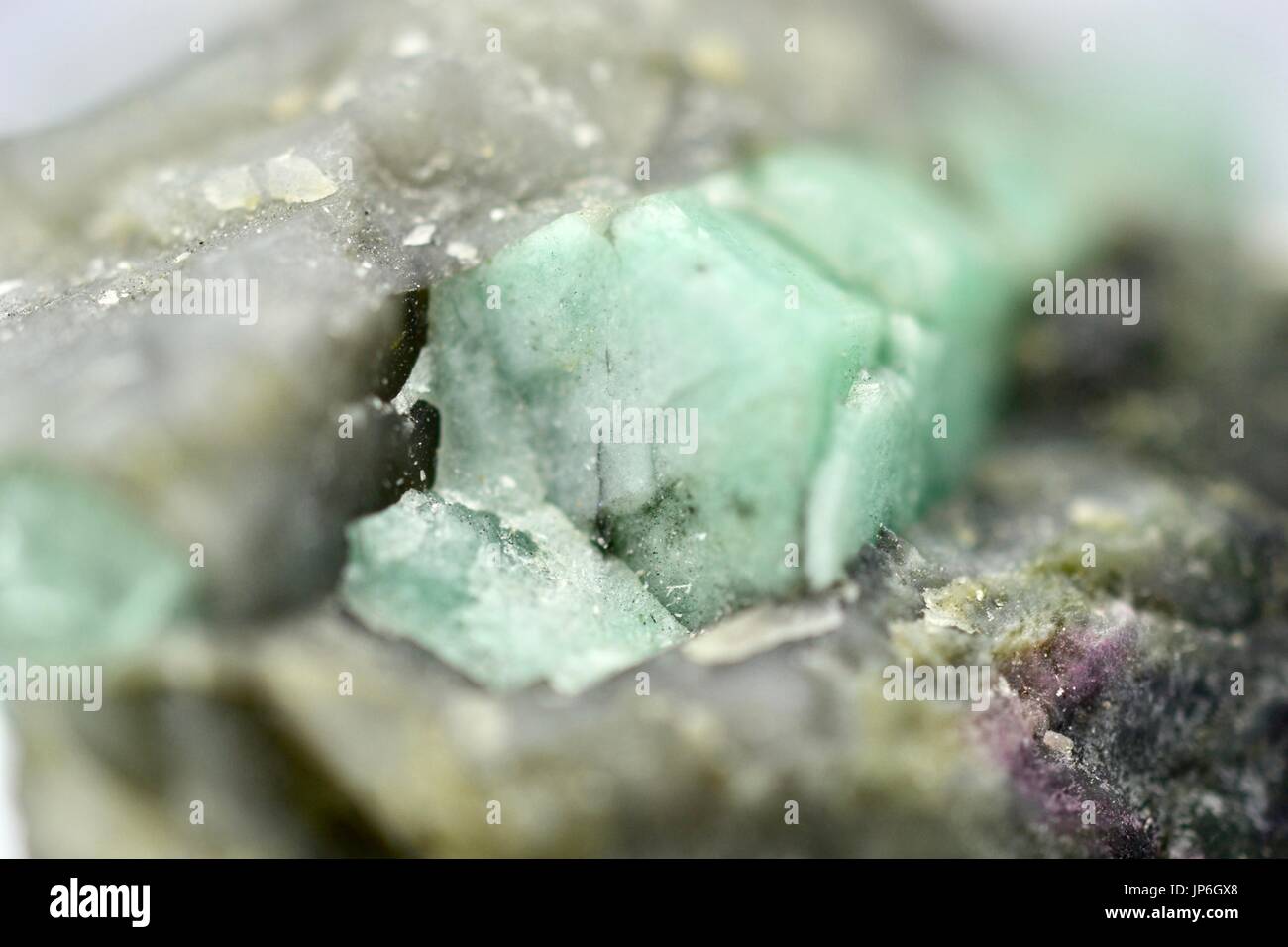 Pierre précieuse brute Banque de photographies et d’images à haute ...