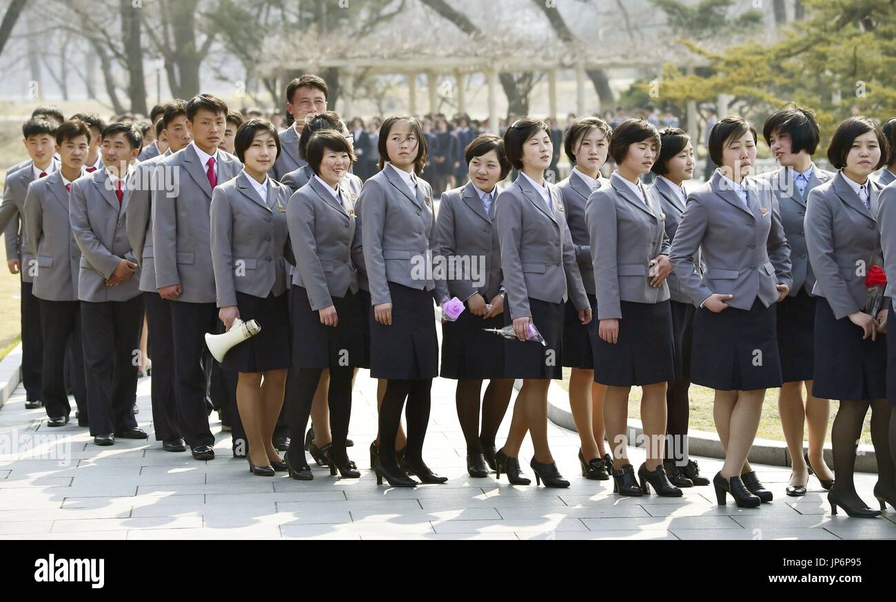 Les étudiants du collège nord-coréen portant des uniformes fournis ...