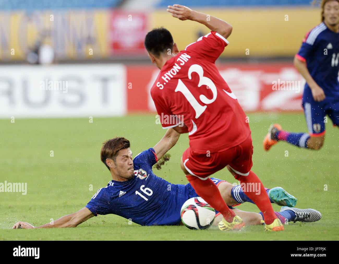 Hotaru Yamaguchi du Japon (16) défis carte Sim Hyon Jin de la Corée du Nord au cours de la ...