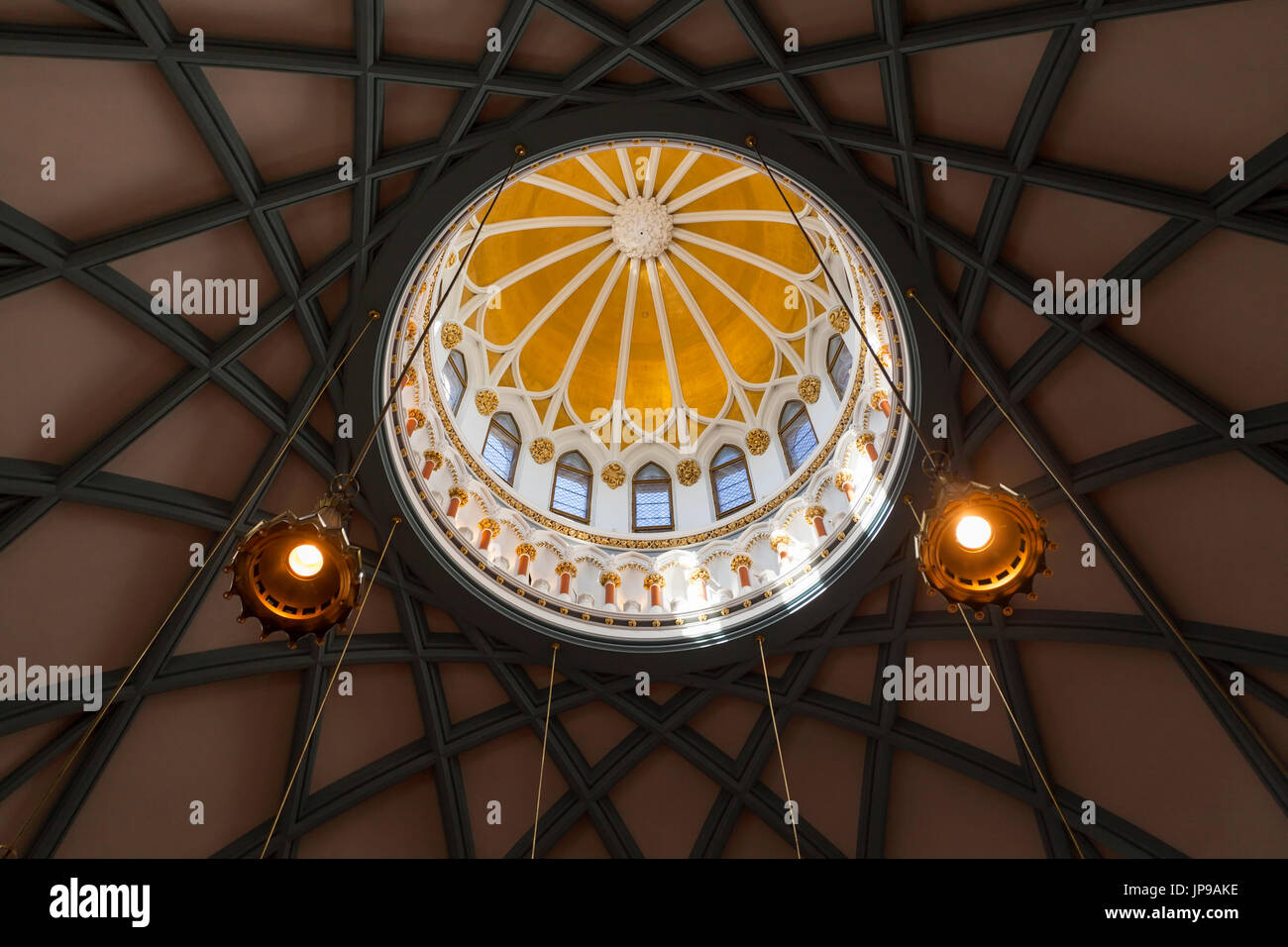 La coupole au centre du plafond de la Bibliothèque du Parlement à l ...
