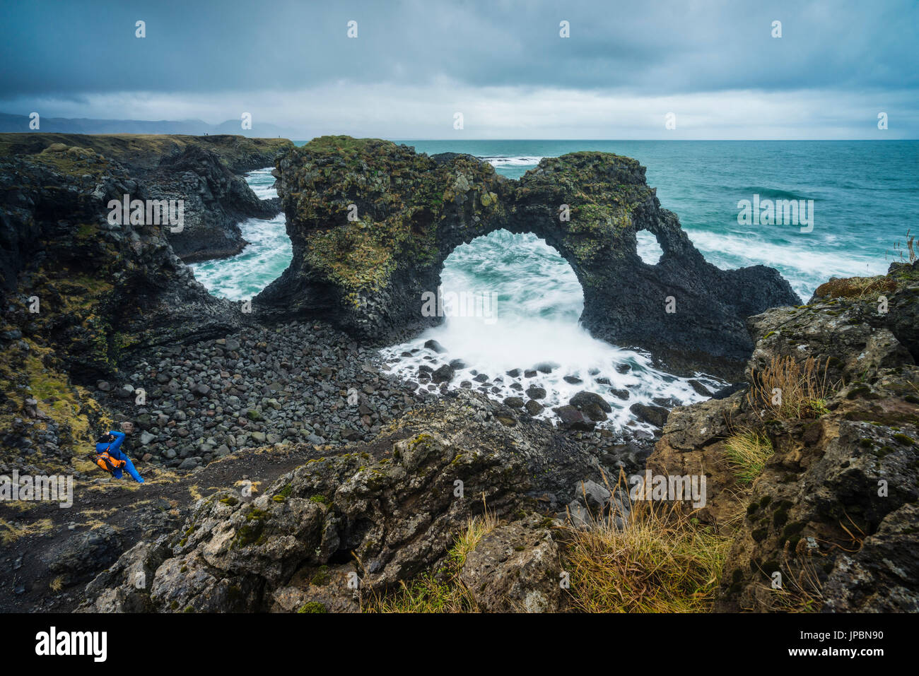 Une formation rocheuse arche naturelle près de arnarstapi Banque de ...