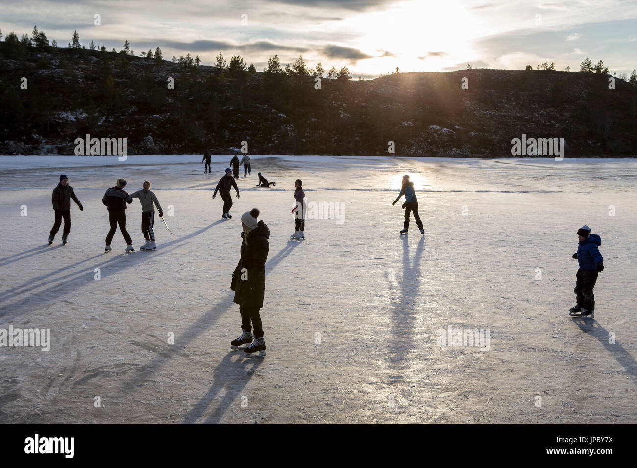 Patin à glace sur un lac gelé Frøya Island Trøndelag Norvège Europe ...