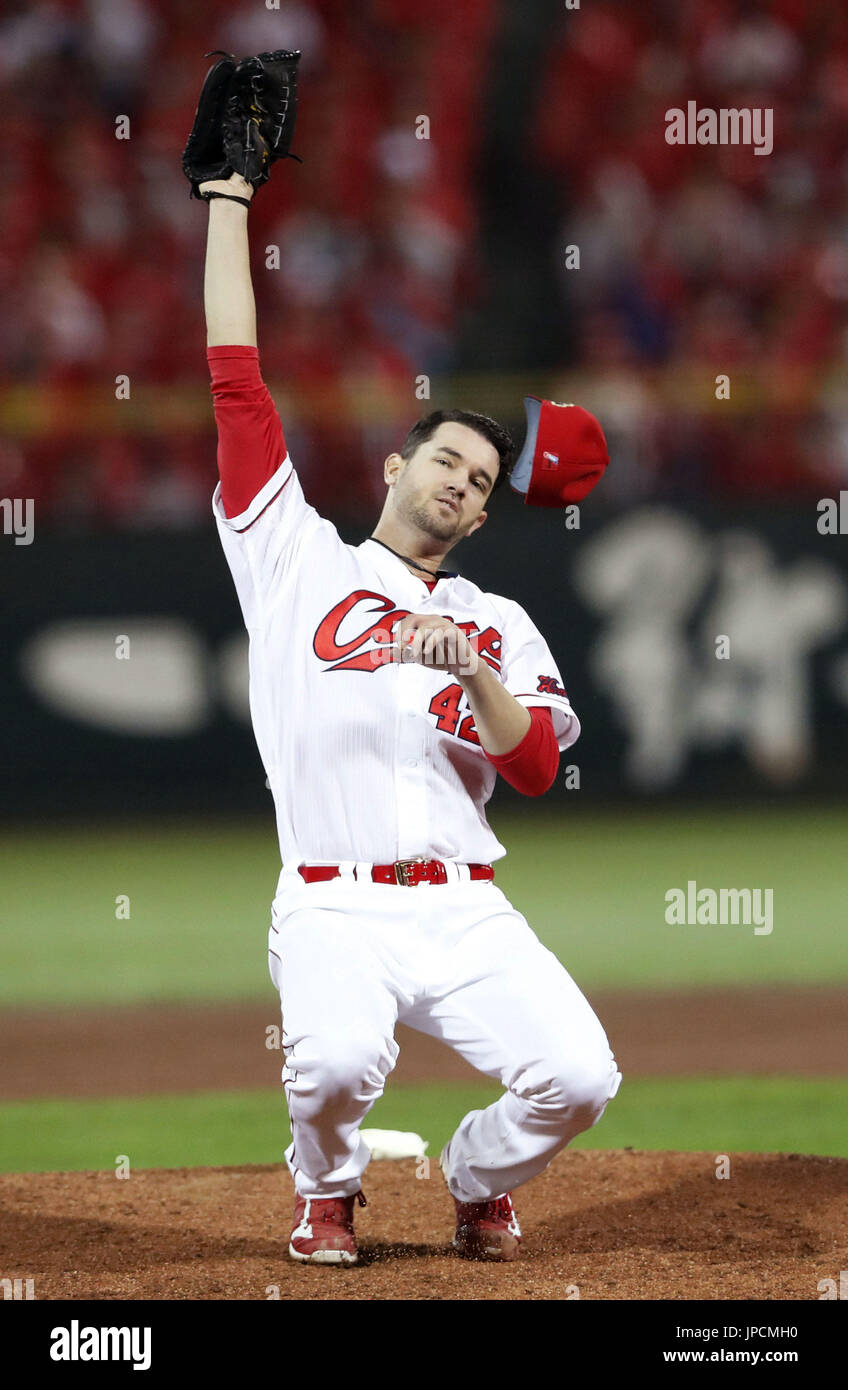 Démarreur Carp Hiroshima Kris Johnson attrape une balle frappée par ...