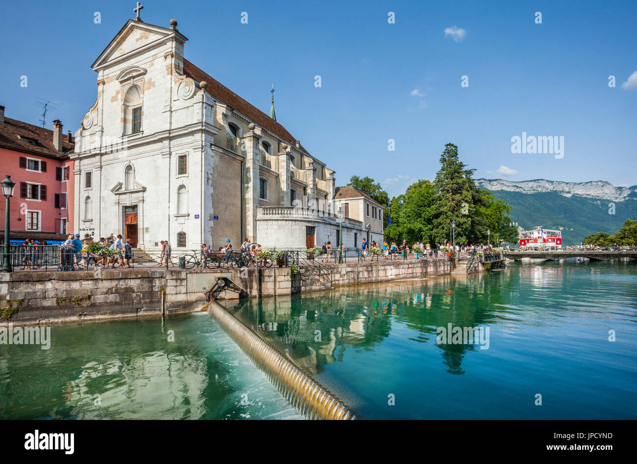 France, Annecy, vue sur l'église de Saint François d'Annecy à travers ...