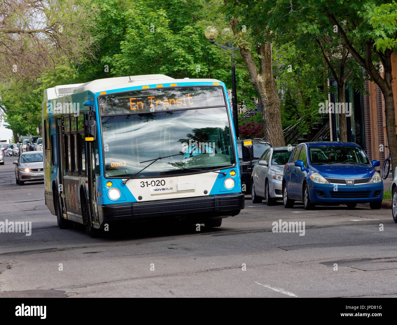 Bus in montreal quebec canada Banque de photographies et d’images à ...