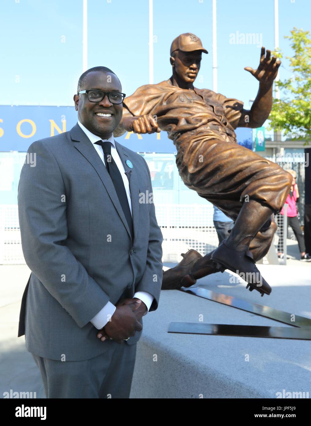 Branly Cadet, sculpteur de la nouvelle Jackie Robinson statue en bronze ...