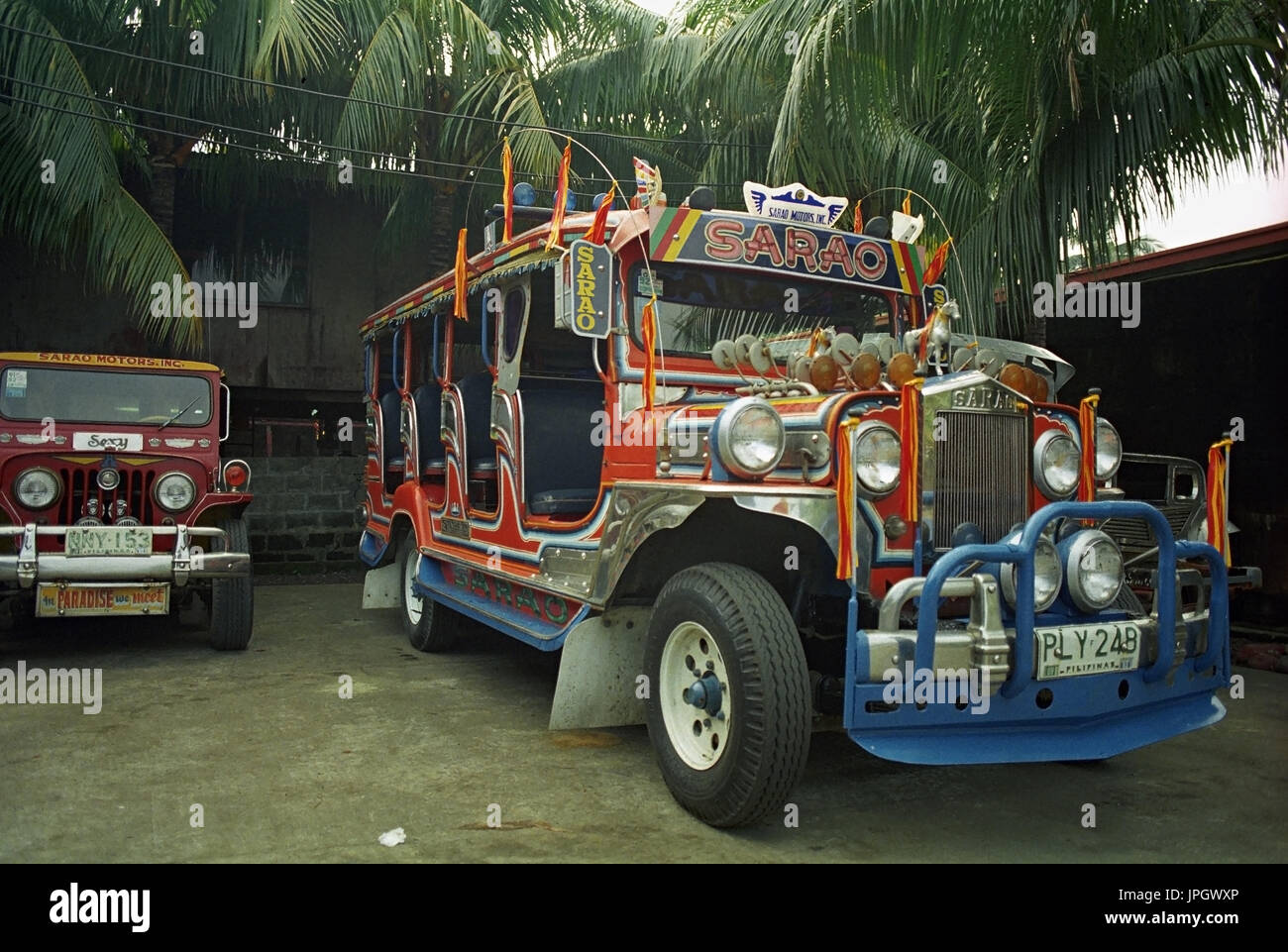 Un jeepney personnalisés dans le Sarao jeepney factory, Las Piñas ...