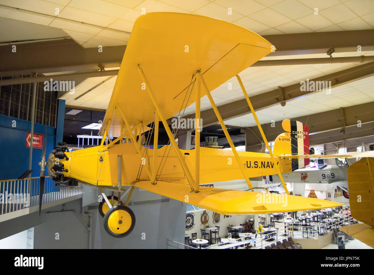 Biplan jaune Banque de photographies et d’images à haute résolution - Alamy
