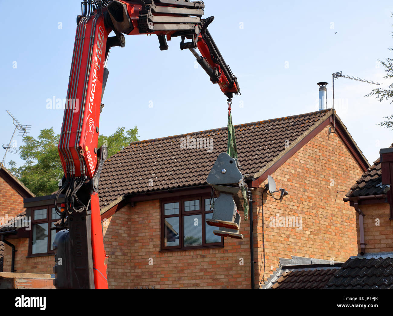 Et qu'elle vient, une grande tour Henry Milnes est soulevé par l ...