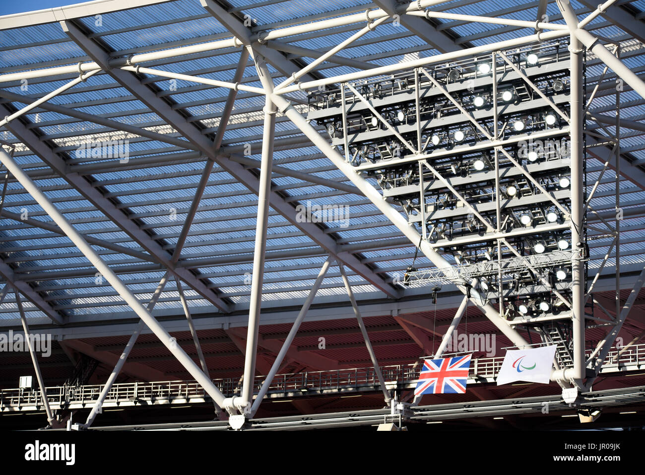 Éclairage du portique et du toit du stade de Londres aux Championnats ...