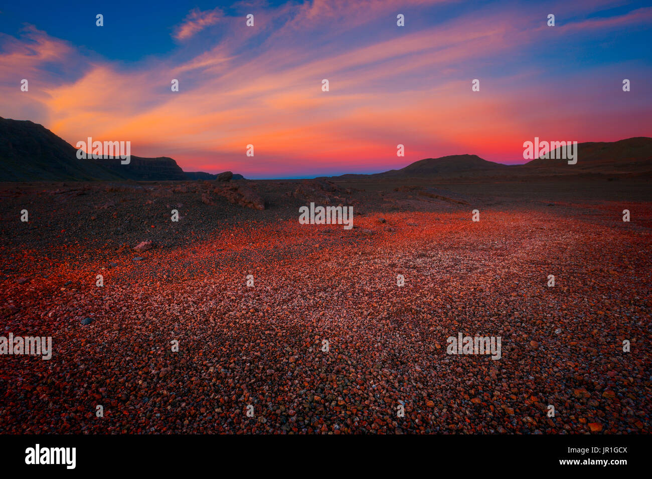 Des scories volcaniques de la Plaine des Sables au crépuscule, de l'île ...