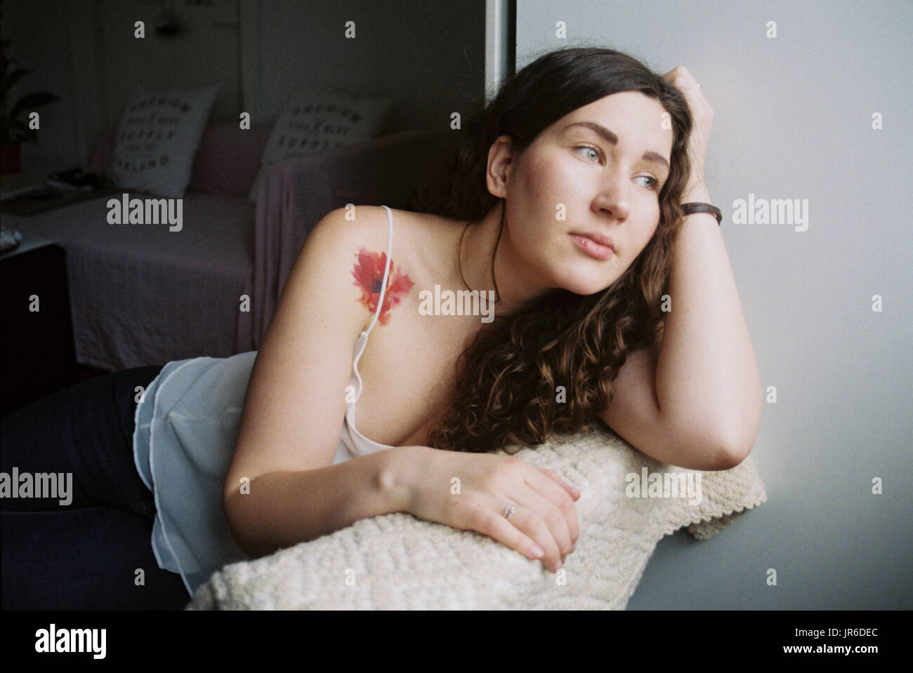 Femme assise sur une chaise Banque de photographies et d’images à haute résolution - Alamy