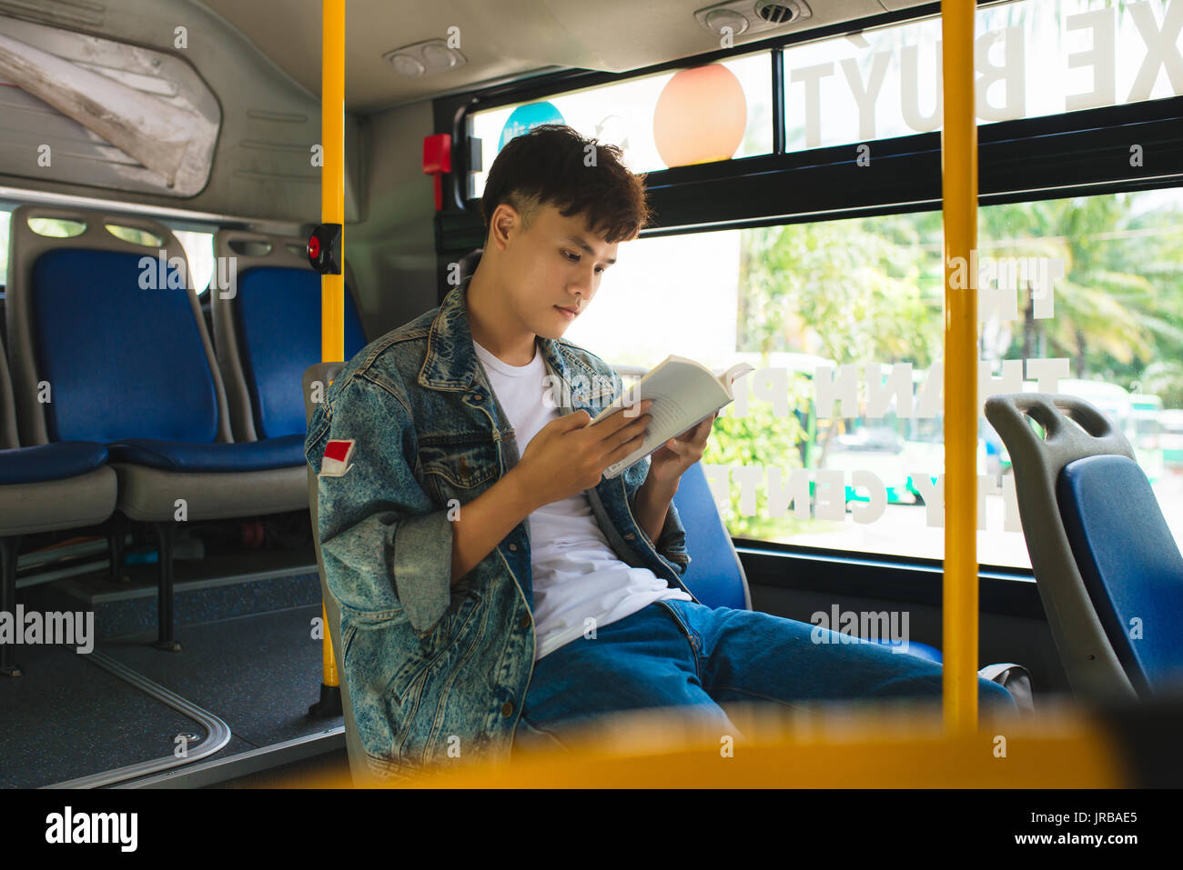 Homme assis dans un bus Banque de photographies et d’images à haute ...